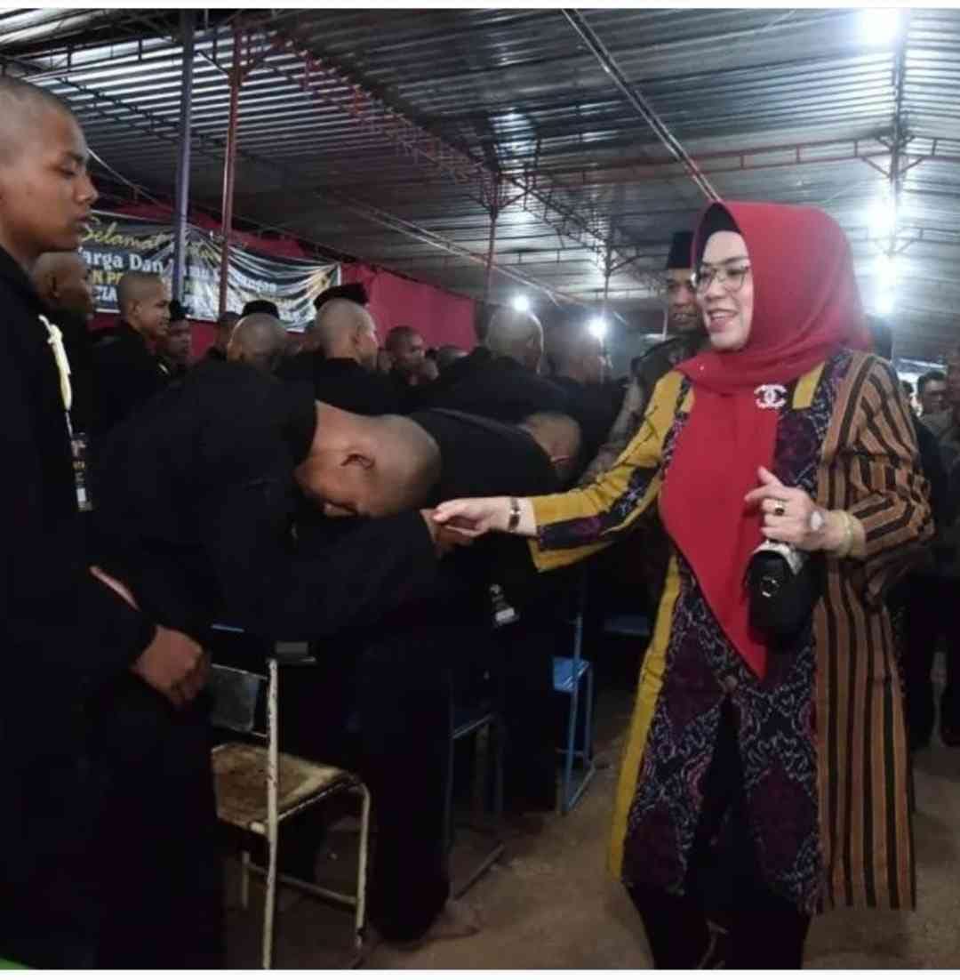 Hadiri Pengesahan Warga Warga Baru Tahun 2023, Bupati Etik Suryani Ajak PSHT Samakan Persepsi ...